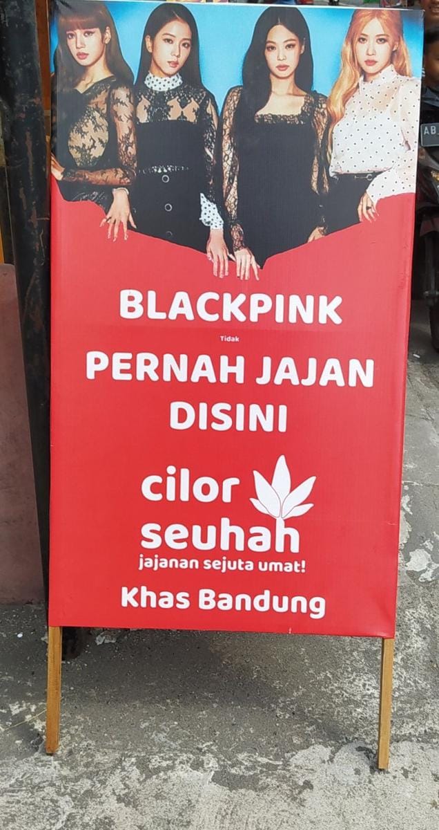 Meme Spanduk Lucu Orang Jualan yang Terinspirasi dari Idol KPop | GGWP