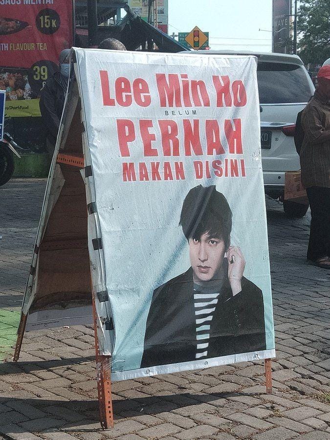 Meme Spanduk Lucu Orang Jualan yang Terinspirasi dari Idol KPop | GGWP