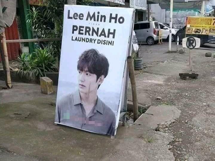 Meme Spanduk Lucu Orang Jualan yang Terinspirasi dari Idol KPop | GGWP