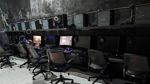 Daftar 15 Warnet Gaming Jakarta Terbaik High Spec dan Nyaman Banget | GGWP